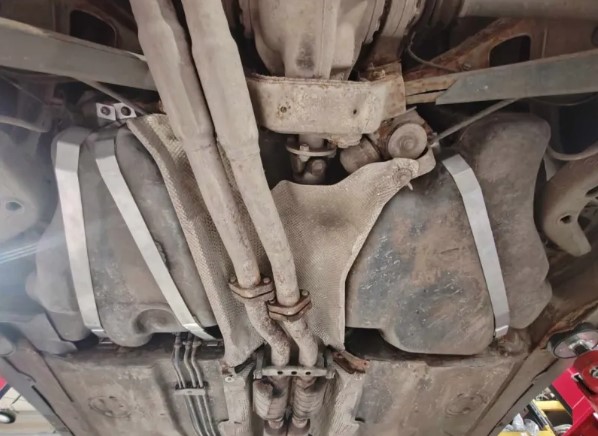 BMW E36 (NON COMPACT) STAINLESS STEEL FUEL TANK BRACKETS | Qualitec.dk